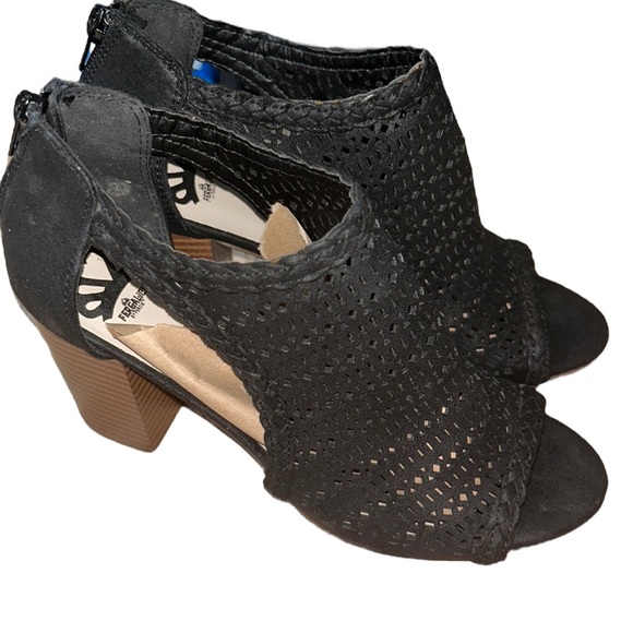 Fergalicious | Shoes | Fergalicious By Fergie Block Heel Sandals Size ...